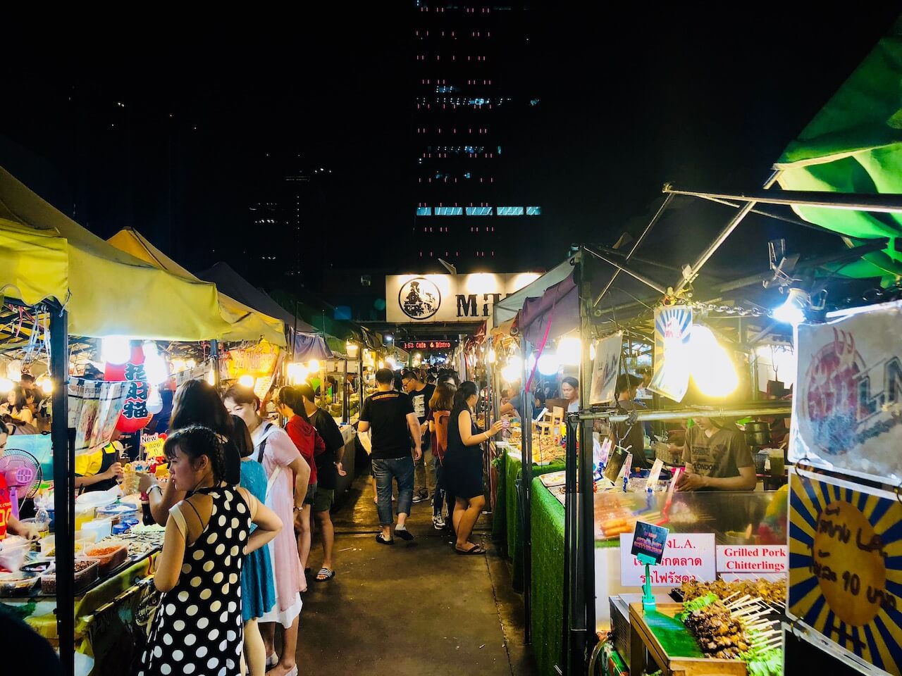 Why I love the Rot Fai Market Ratchada in Bangkok | See Nic Wander
